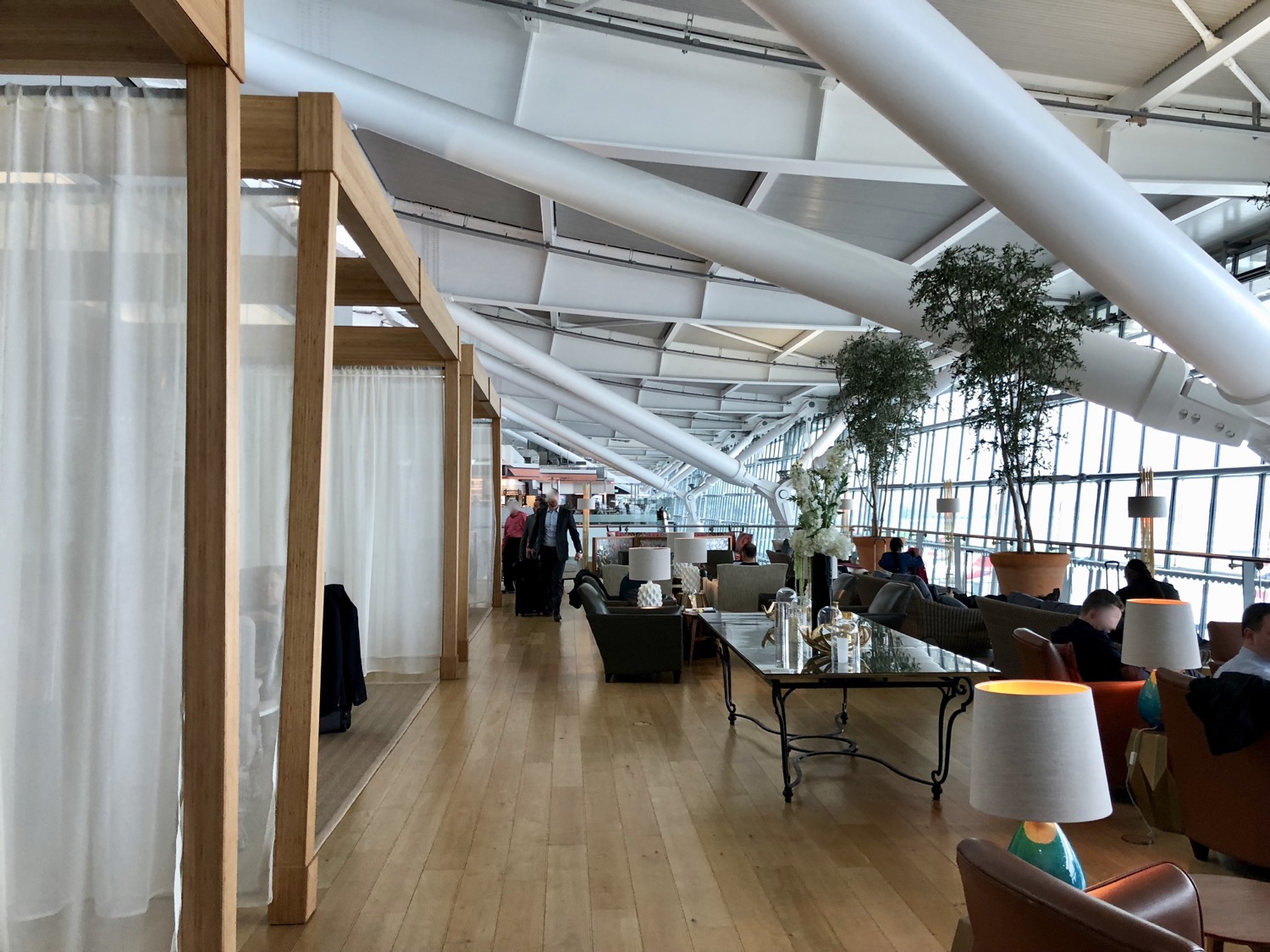Der British Airways Concorde Room in London Heathrow - neue Möbel in ...